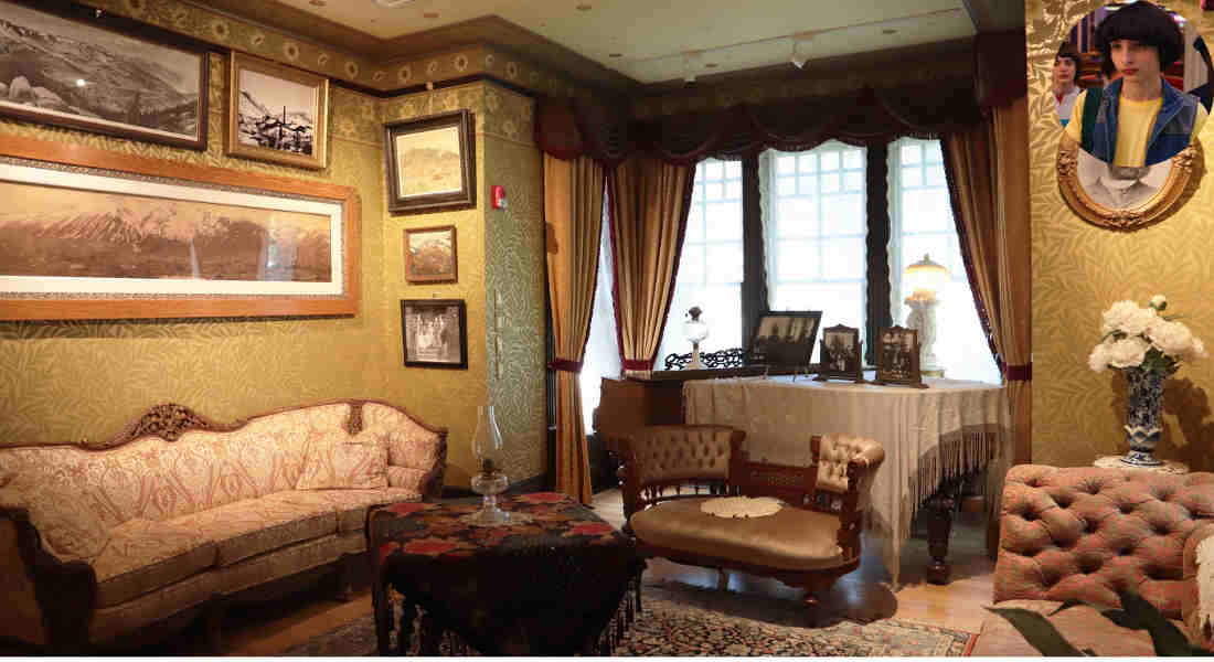 Exploring House of Mike Wheeler in Bloxburg - Home Improvement Cast